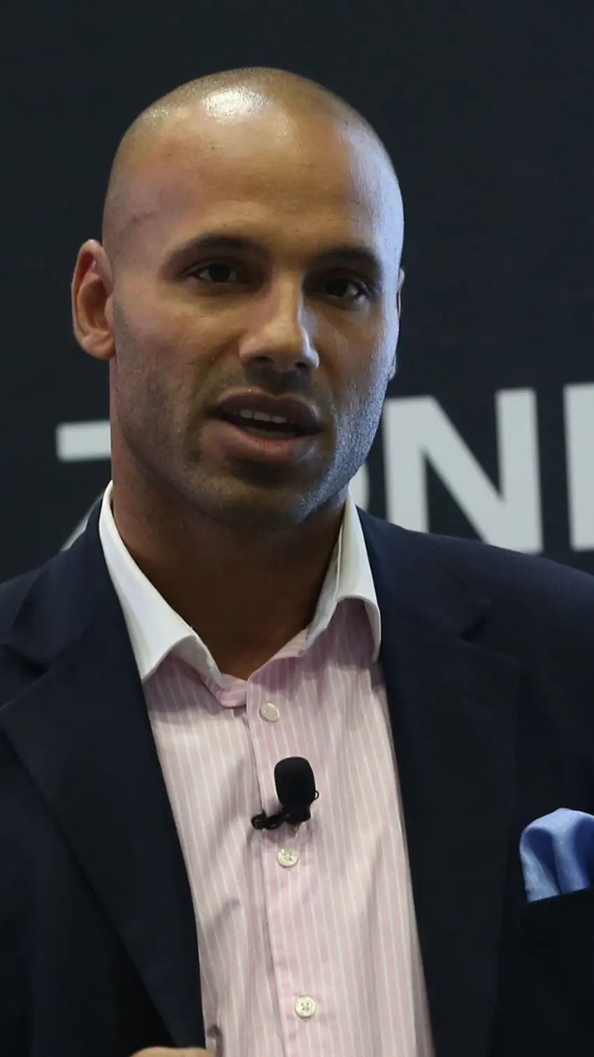 Leon Lloyd: Keynote Speaker on Leadership and High-Performance Teams