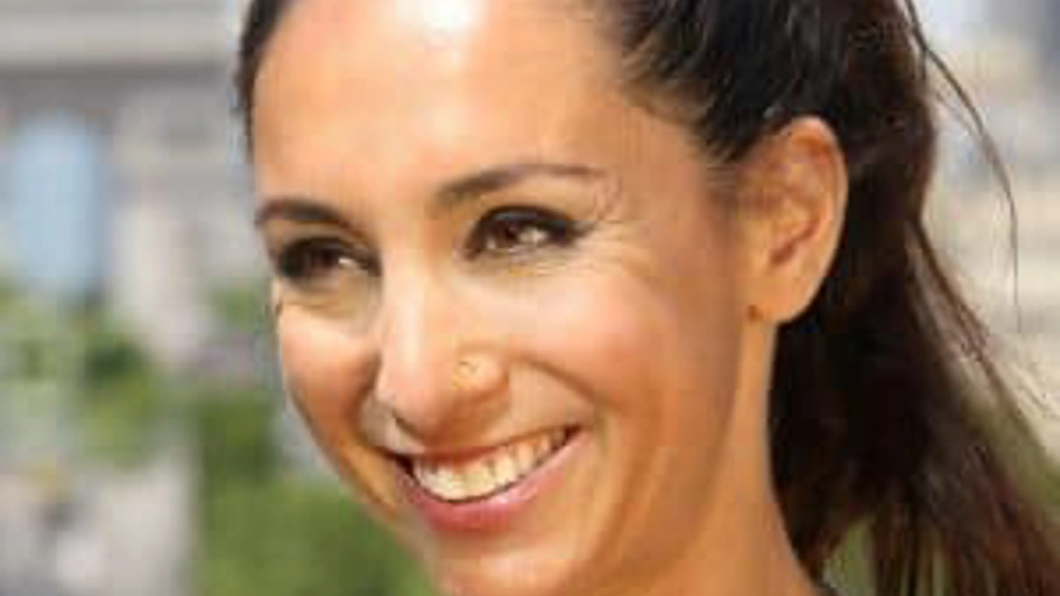 Isabelle: Dynamic Journalist and Moderator