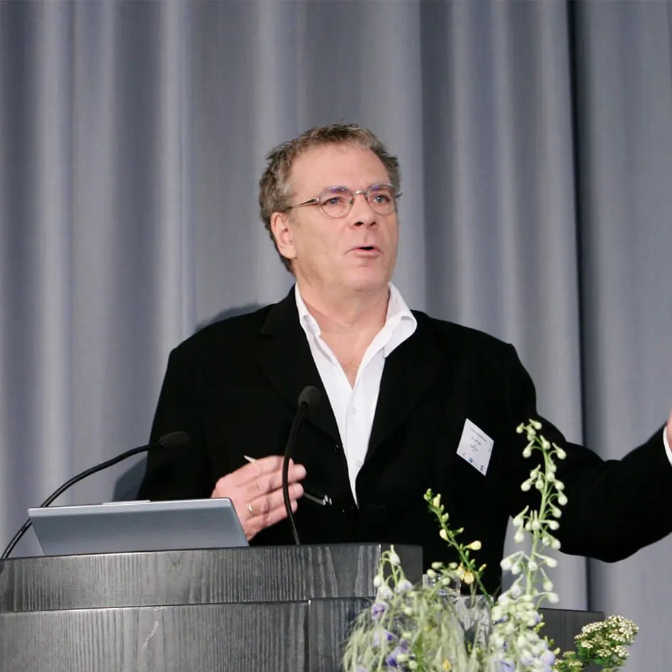 Find keynote speakers on conflicts around the world