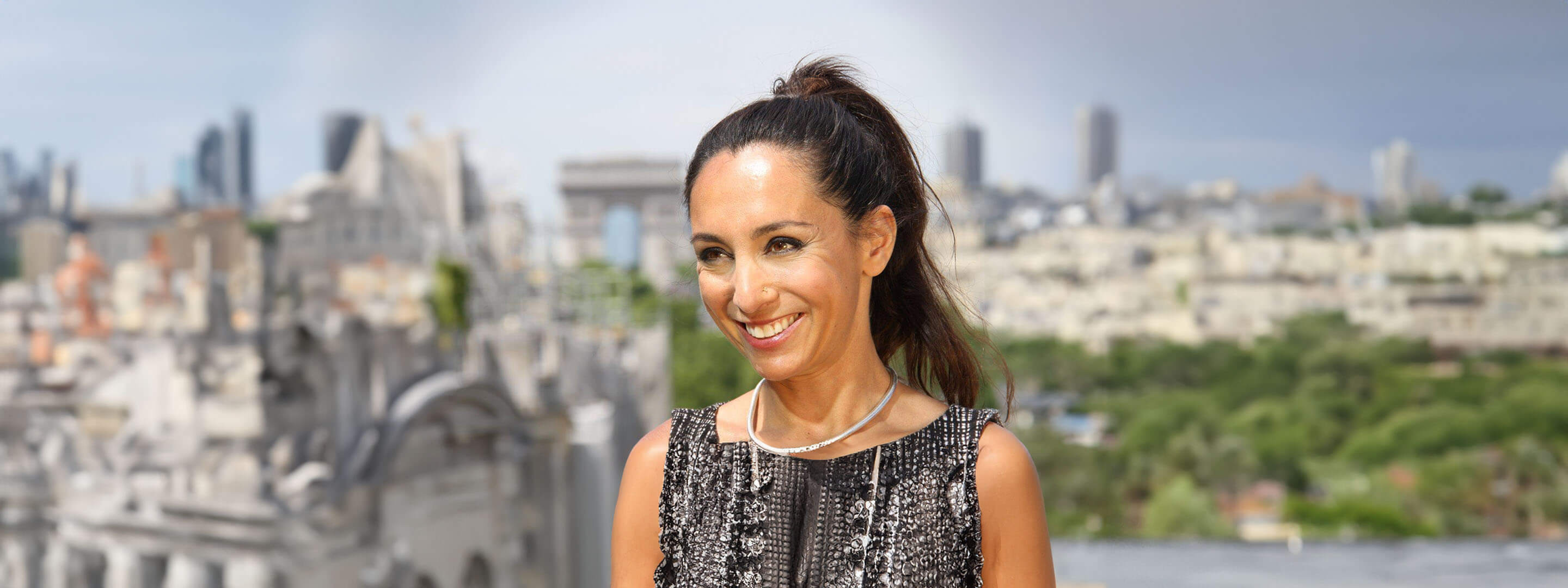 Isabelle: Dynamic Journalist and Moderator