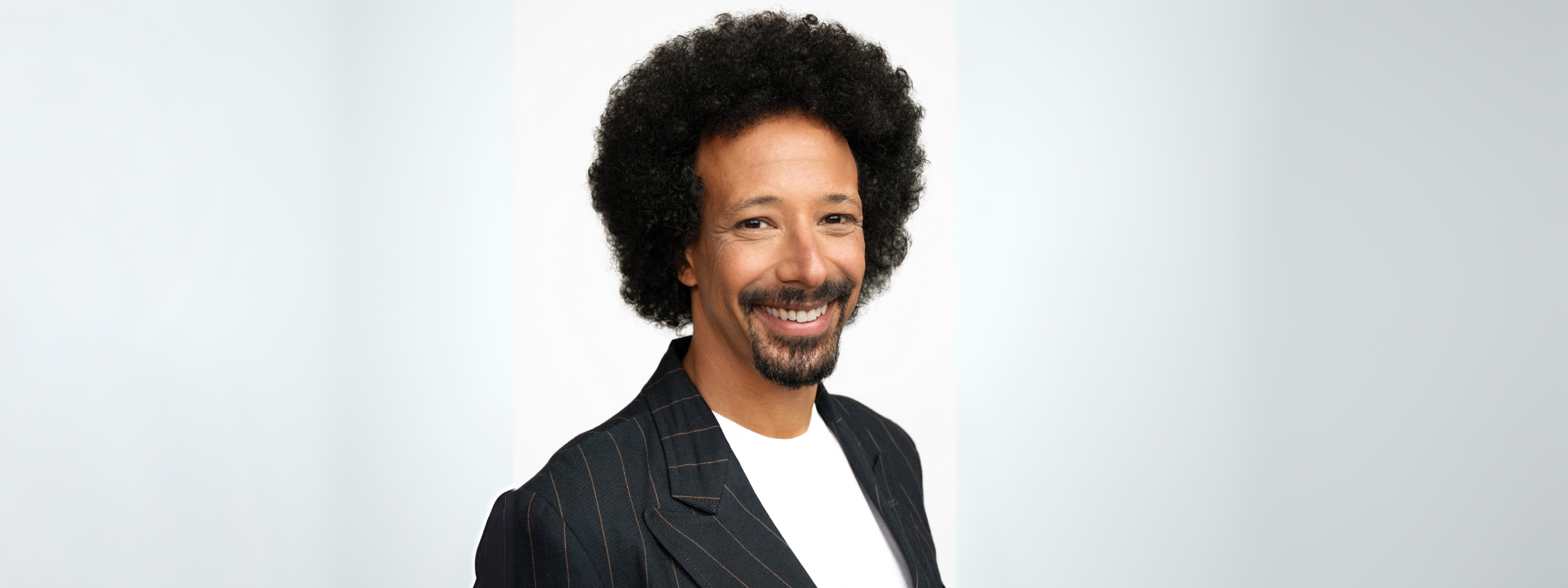 Flo Akinbiyi: Keynote Speaker on Storytelling, Energy, and Impact