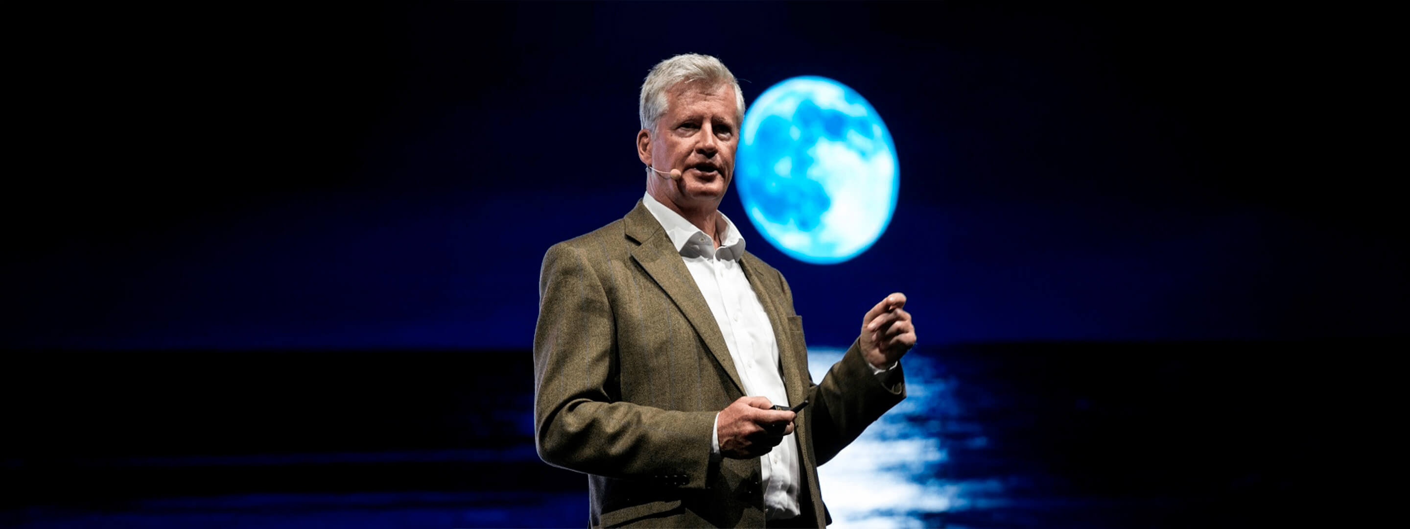 Calum Chase: AI Expert, Best-Selling Author, Keynote Speaker